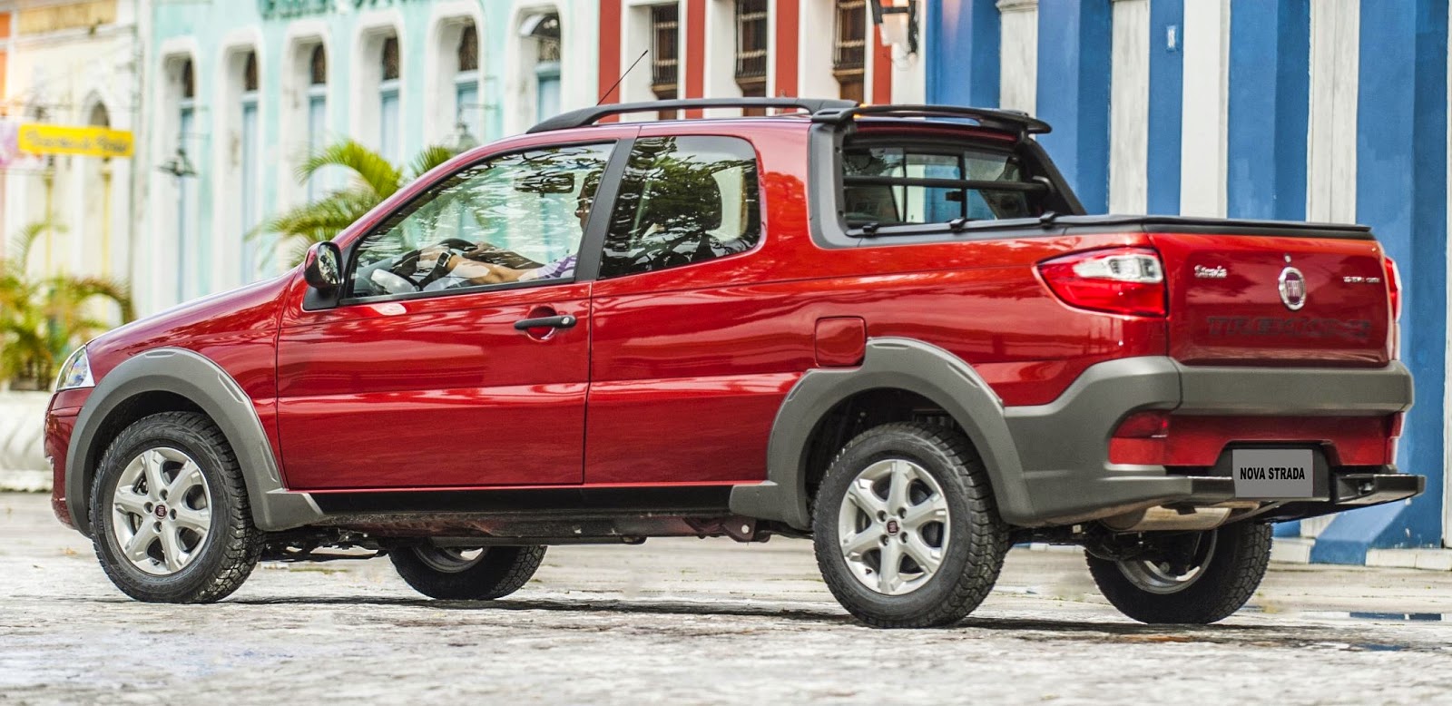 Fiat apresenta linha 2016 da picape Strada