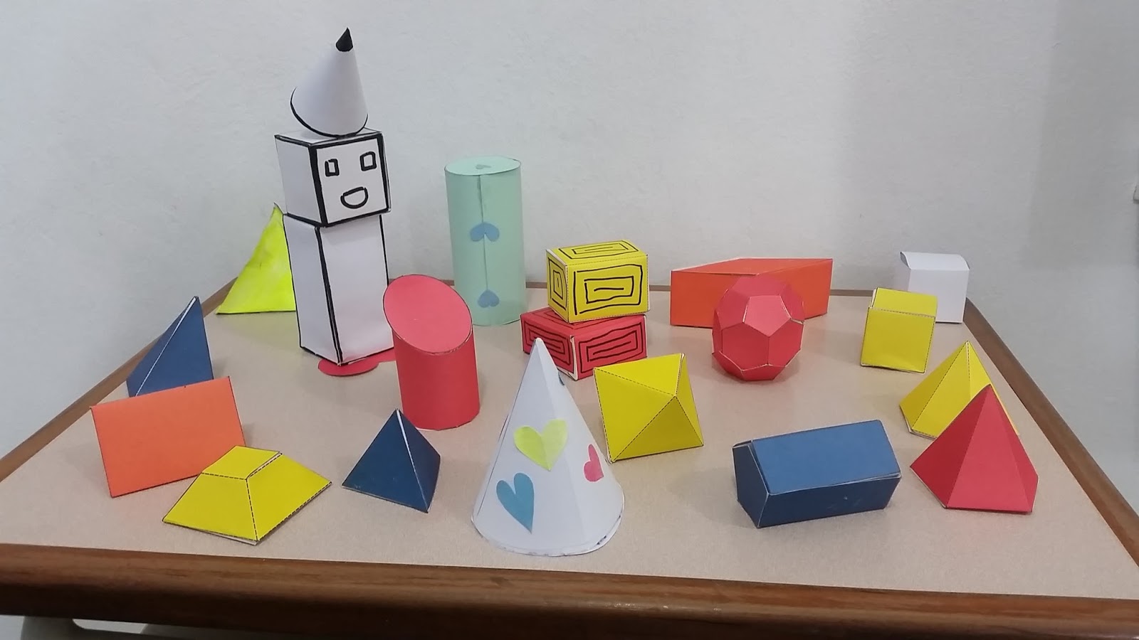 ÁNGELES EN LA WEB: CONSTRUYENDO FIGURAS GEOMÉTRICAS