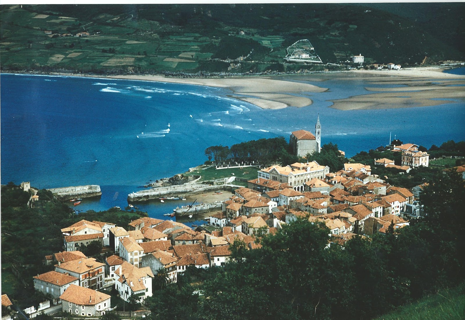 Surfing basque waves: Antziñeko Mundaka / Mundaka Old