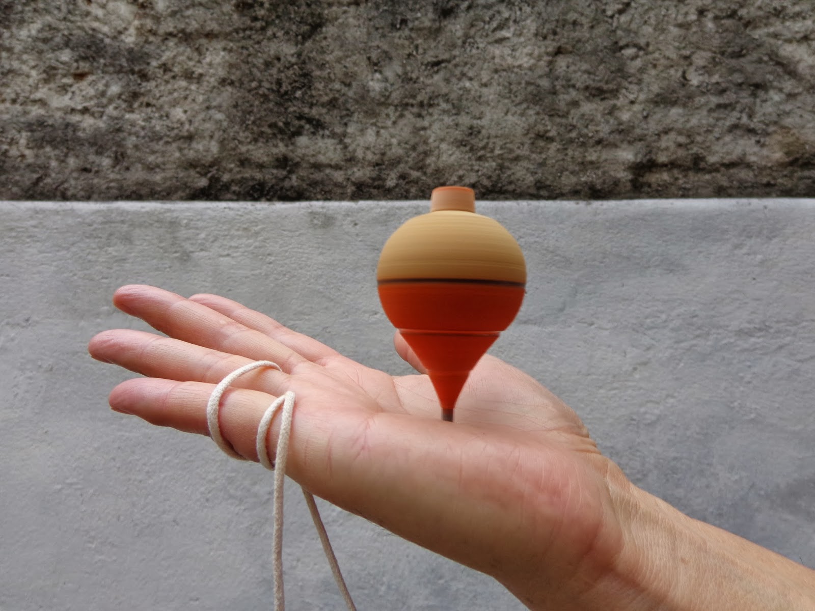 Jogos tradicionais e Relatos.: Jogo de pião (batas)