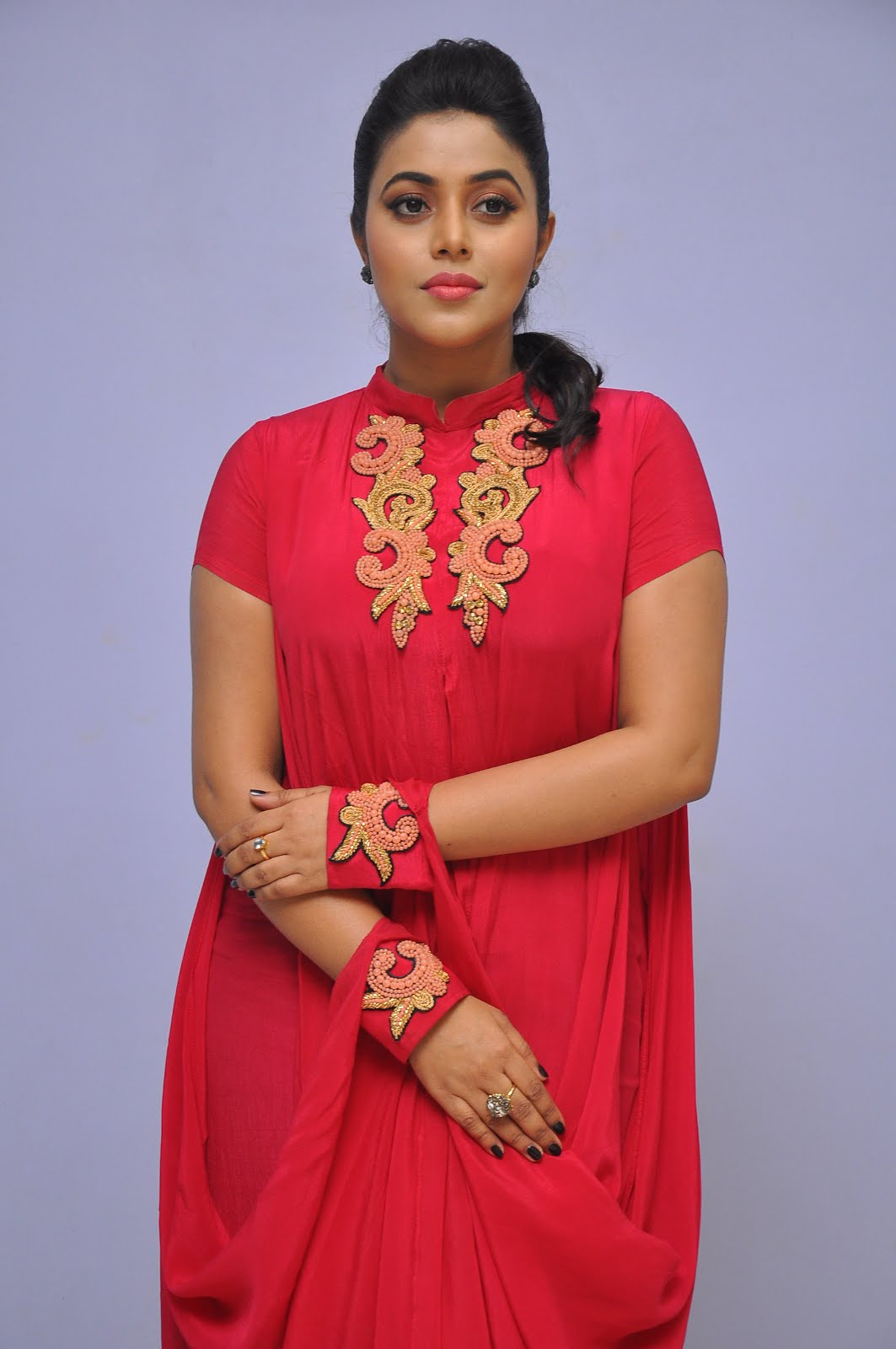 CAP: Hot Actress Poorna Full HD Photoshoot Images
