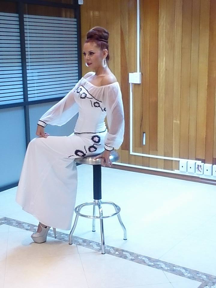 ACTITUD AL MOMENTO: JACQUELINE GOLDSMITH LA DIVA DEL MICROFONO