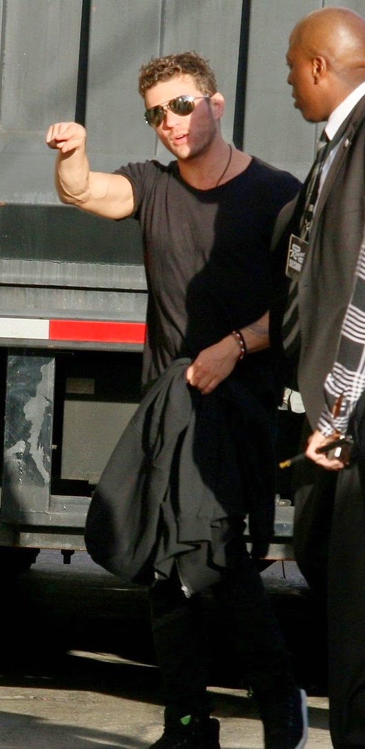 VJBrendan.com: Ryan Phillippe Signs Autographs Outside Of 'Jimmy Kimmel ...