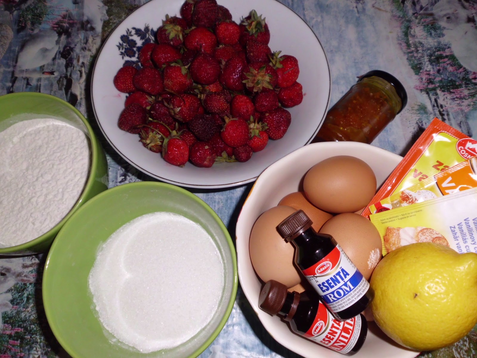 susu: Pandispan cu capsuni/visine