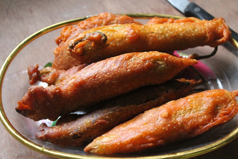 YUMMY TUMMY: Chilli Bajji Recipe / Milagai Bajji Recipe / Mirchi Bajji ...