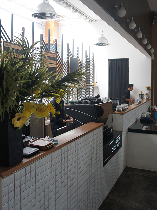Achromix: Labore Coffee & Eatery 6