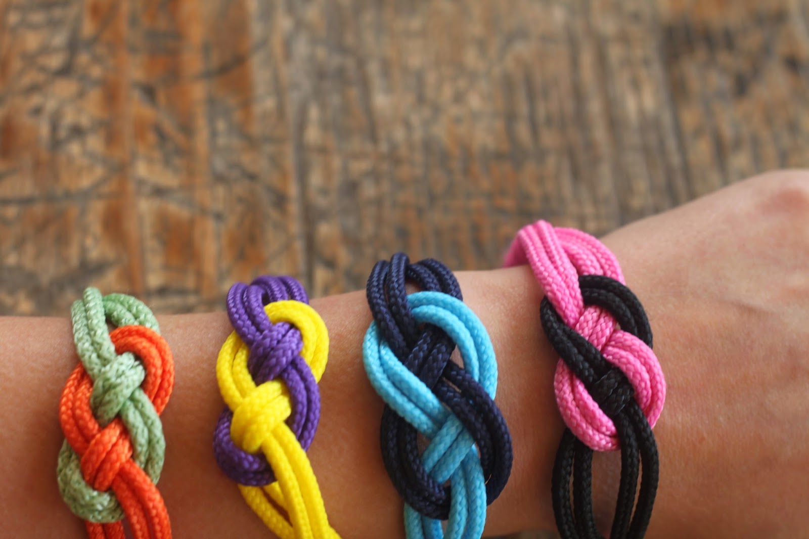 Lips and pieces : Bright nautical knot bracelets - tutorial.