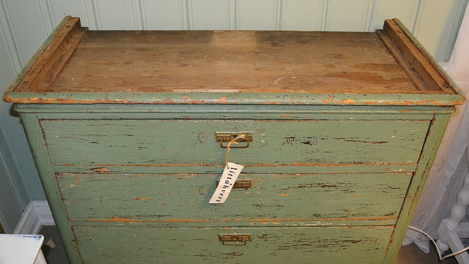 Litt a` hvert bloggshop: Tøff, gammel kommode