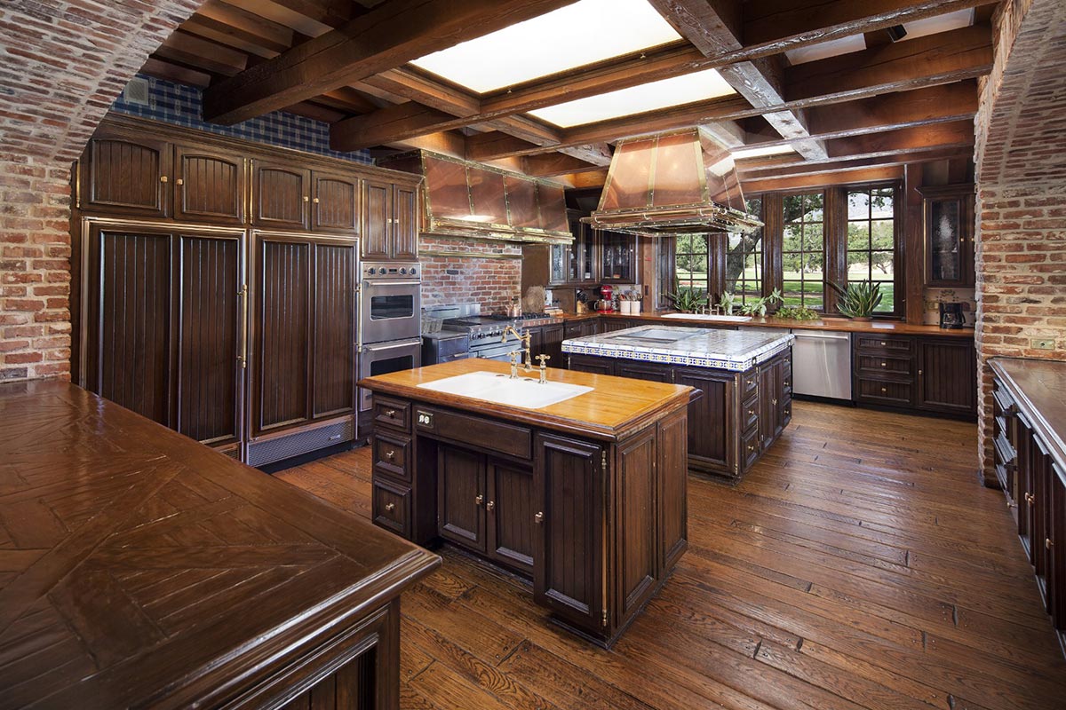 Luxury houses, villas and hotels: Inside Neverland Ranch