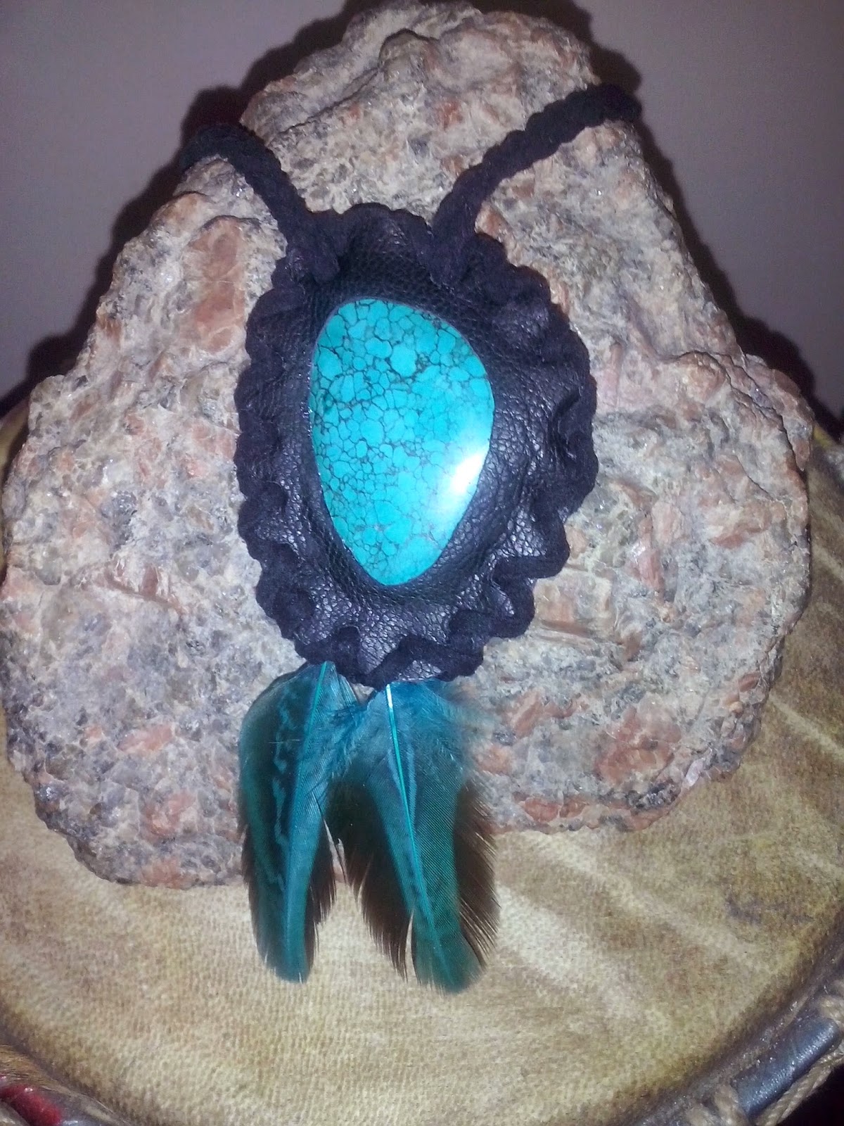 Artesanía Nativa: Amuleto de Turquesa del Perú con piel y plumas.