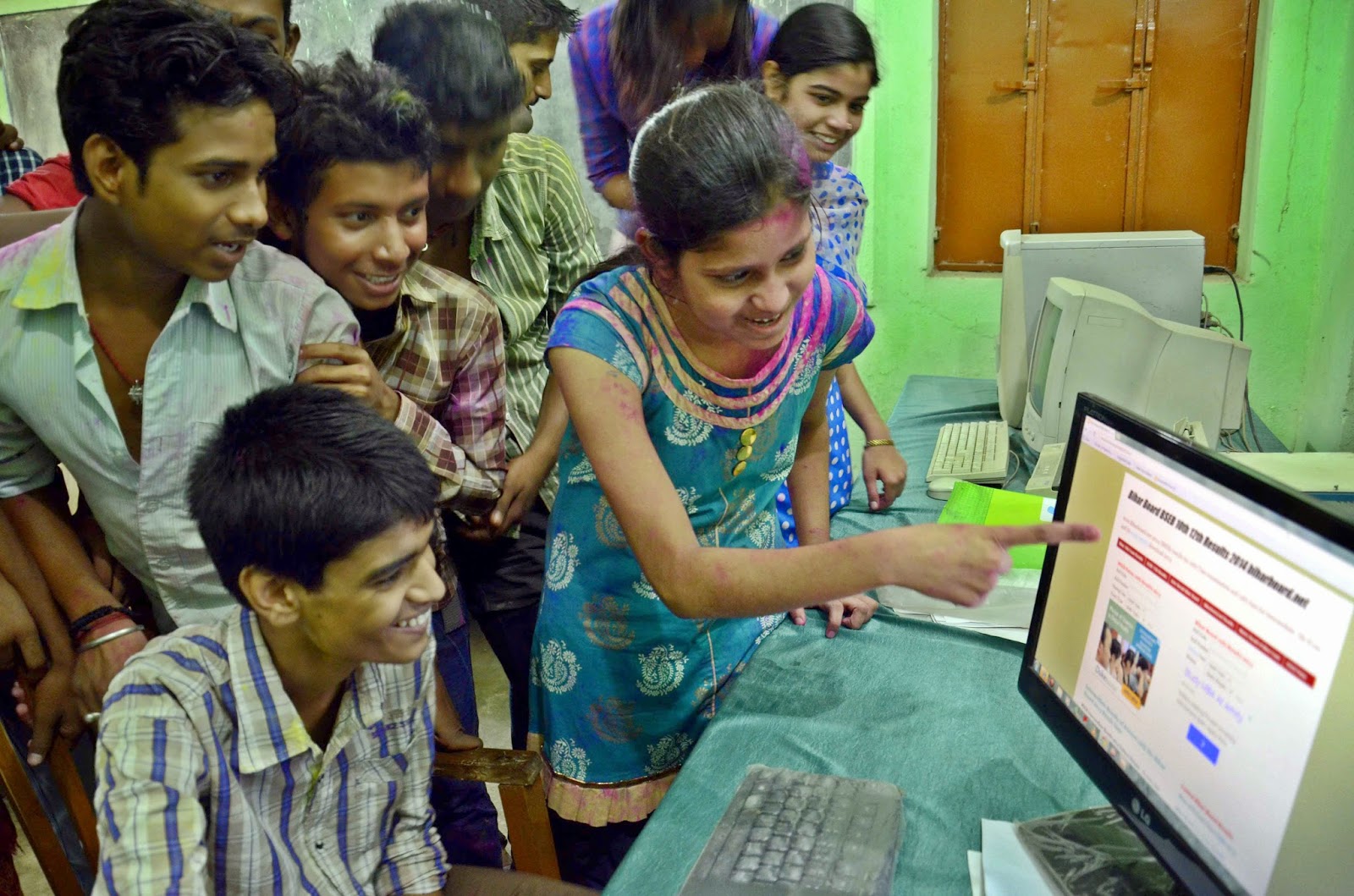 View Patna: Students rush at cyber cafes