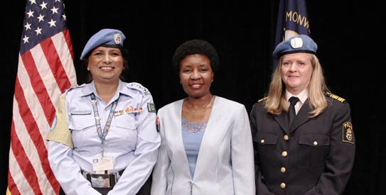 Brighter Pakistan: Pakistani Female Police Officer Receive The ...