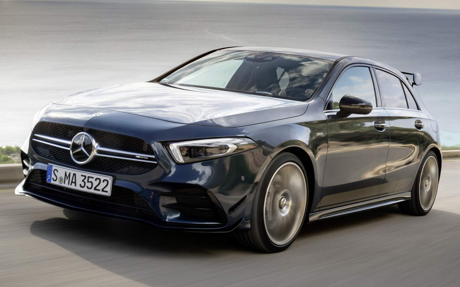 Mercedes A35 AMG chega à Europa para enfrentar o Golf R