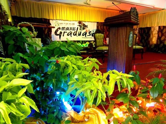 MPV LANDSKAP DAN NURSERI: MENGHIAS PENTAS MAJLIS GRADUASI 2013