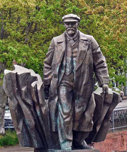 LENIN WALKS AROUND THE WORLD - AGAINST THE CURRENT
