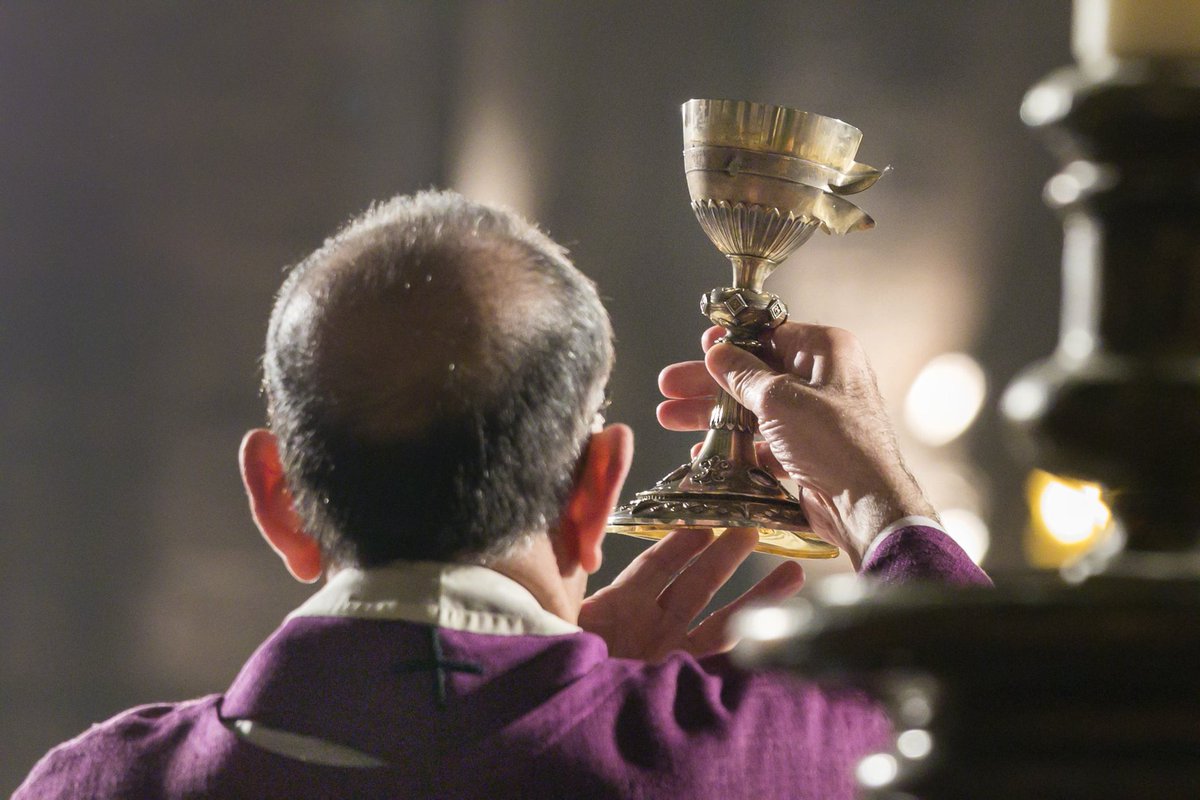 Cuando el sacerdote alza el cáliz. Por León Bloy