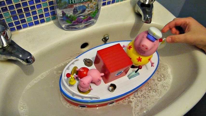Inside the Wendy House: Grandpa Pig's Holiday Boat - Holiday Fun with ...