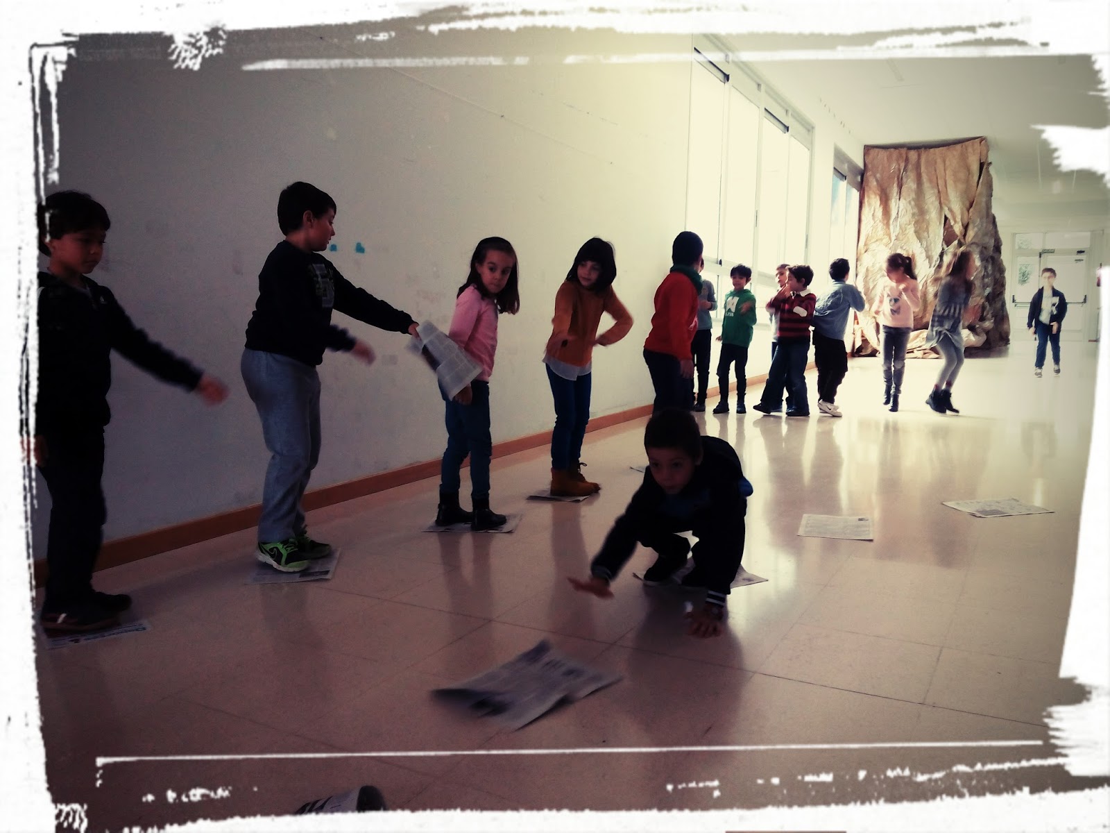 La paz comienza con una sonrisa: Un buen equipo: Dinámica cruzar el río