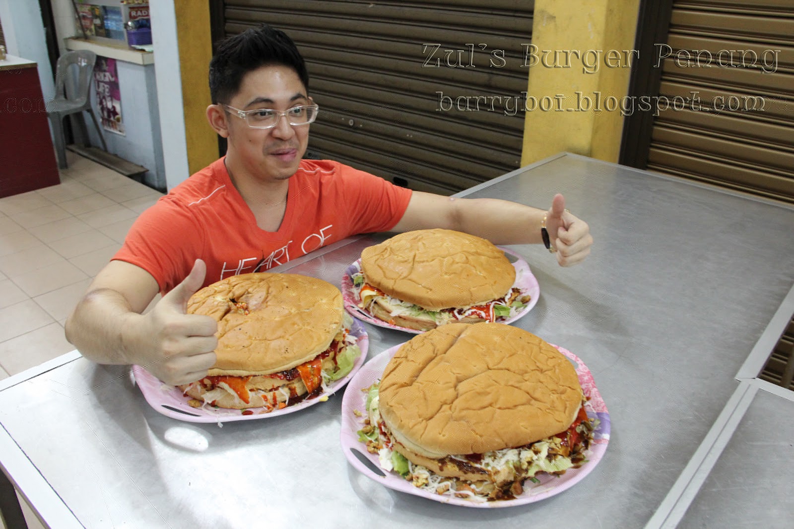 2nd Visit to Zul's Burger Penang. It's big..oh wait it's HUGE, the HUGE ...