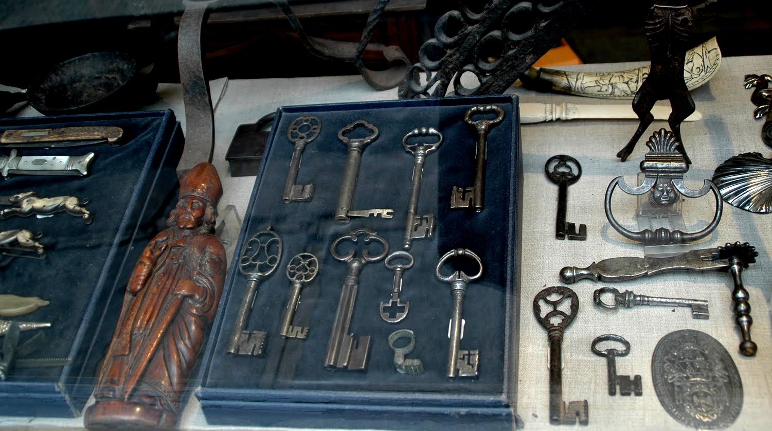 Despre usi: Chei vechi într-o vitrină ... la Paris