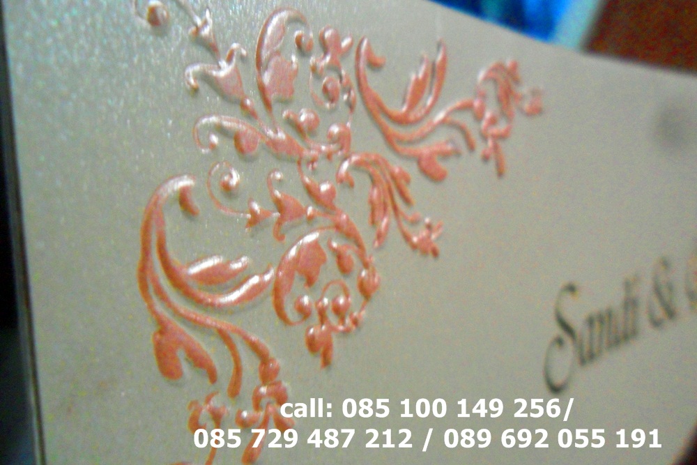 Cetak Warna Emas: Hotprint Dalam Membuat Undangan Pernikahan