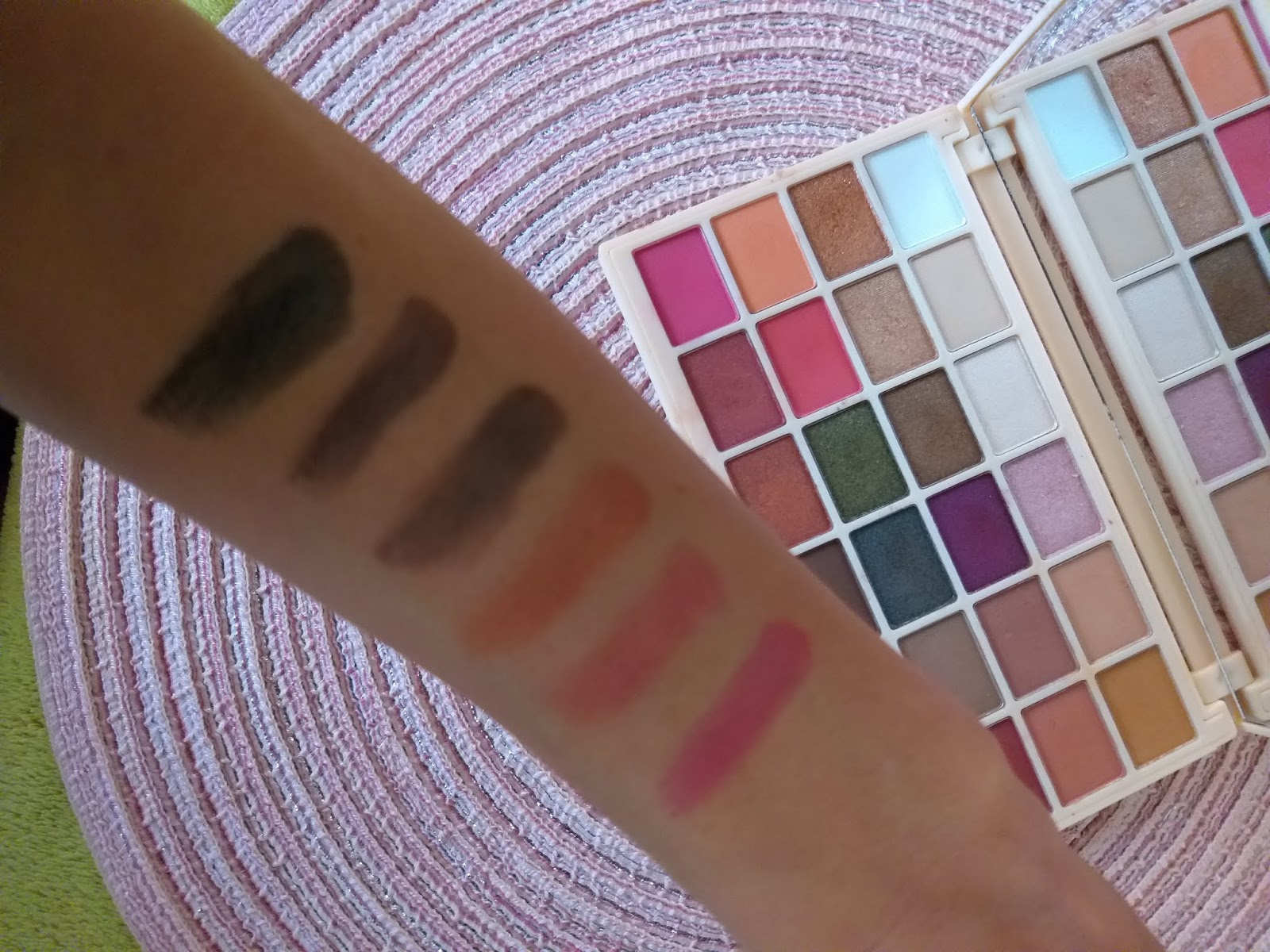 Jedna marka a dwie inne paletki:)