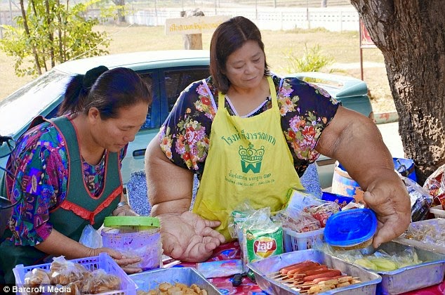 Afikpo Chic Blog: Meet the Woman with the World's Biggest Hands