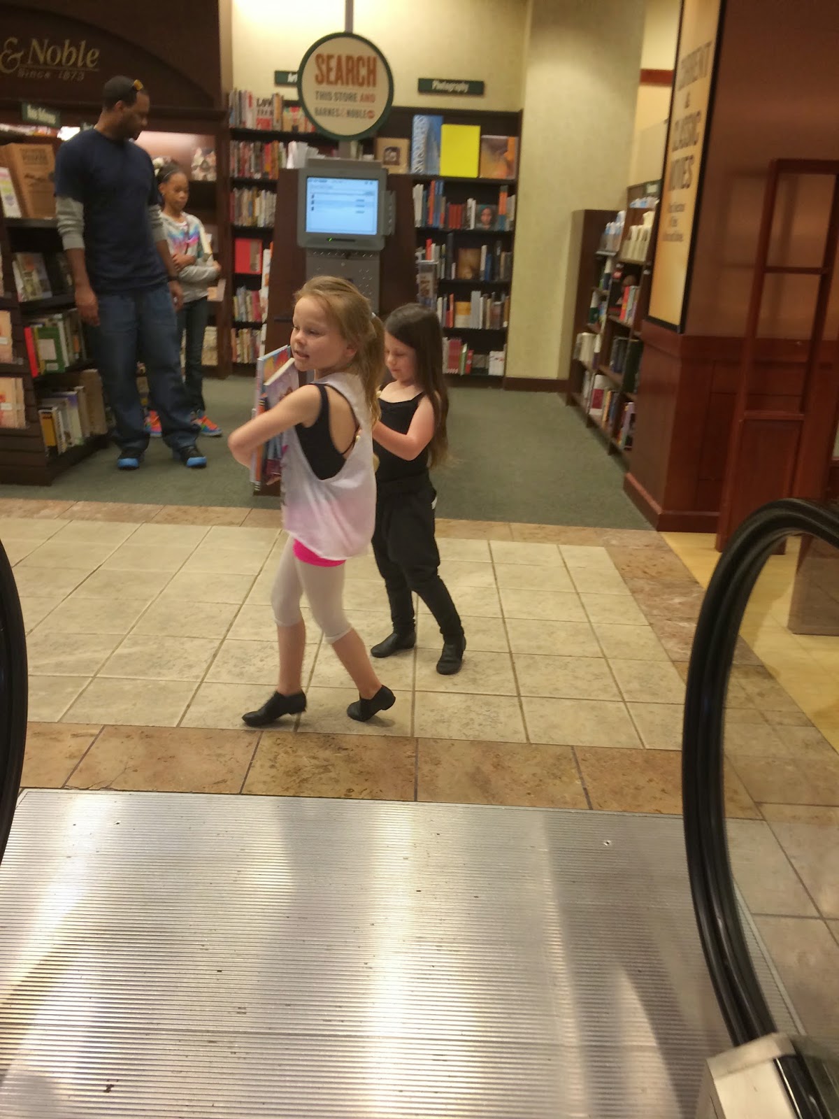 Mojoy: Dance competition, baby!