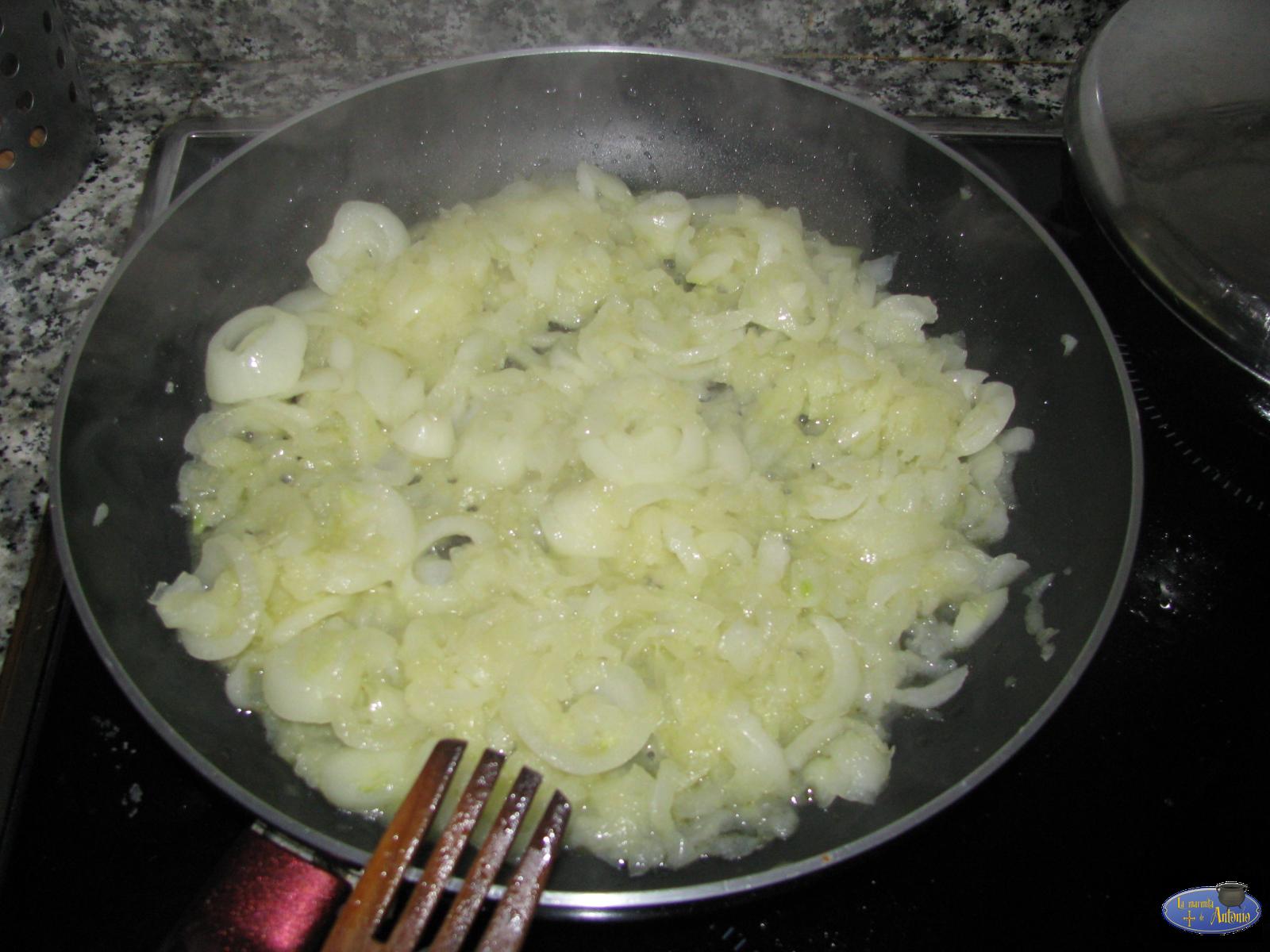 Cuando esté bien pochada la cebolla añadimos el líquido del mortero y ...