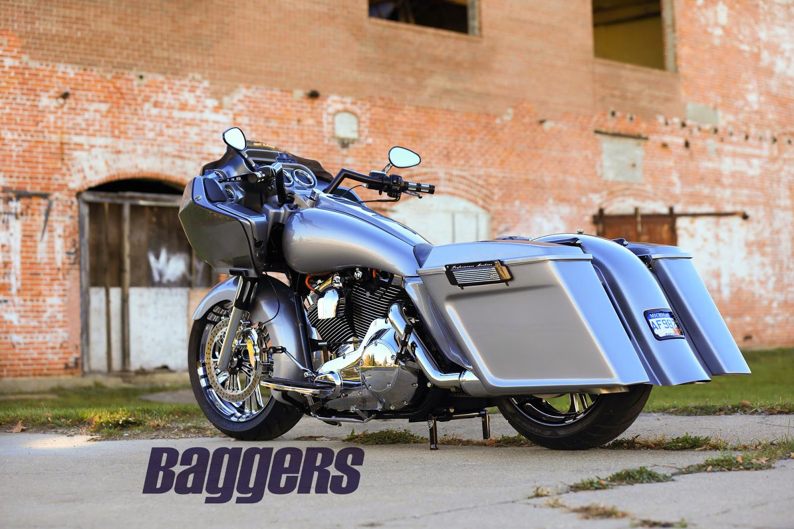 Racing Cafè: Harley Road King 2004 by Native Custom Baggers