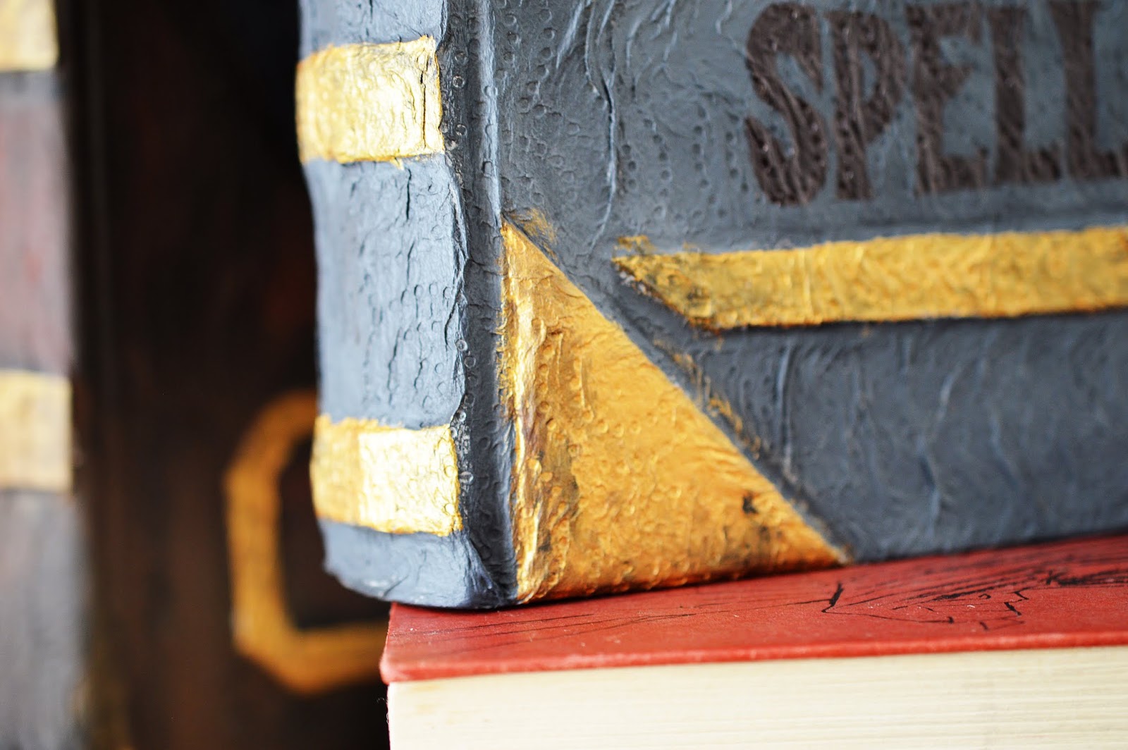 Wicked Halloween Prop DIY Papier m ch Spell Book Motte wicked-halloween-prop-diy-papier-m-ch-spell-book-motte