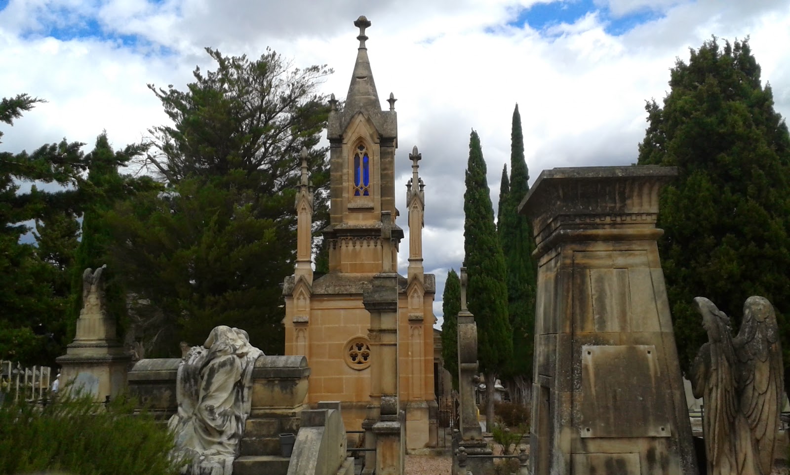 DANZA DE BRUJAS: EN OCASIONES...VEO MUERTOS