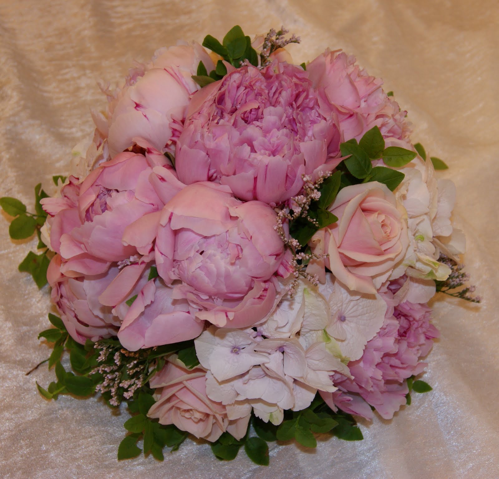 Blomstersmia: Brudebukett "Piondrøm"