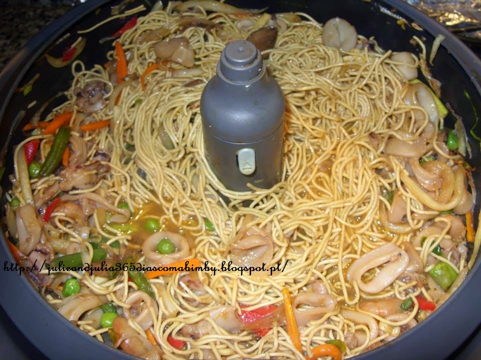 Julie and Julia 365 dias com a Bimby: Chao Min de lulas com amêndoa