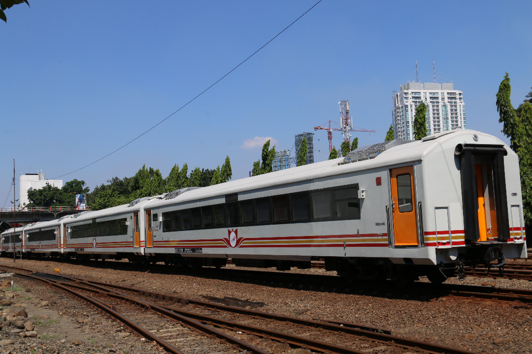 Tampilan Cantik Gerbong Kereta Ekonomi Seri Terbaru Buatan INKA