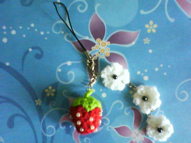 Safi's Craft: Crochet: Strawberry Cellphone Charm