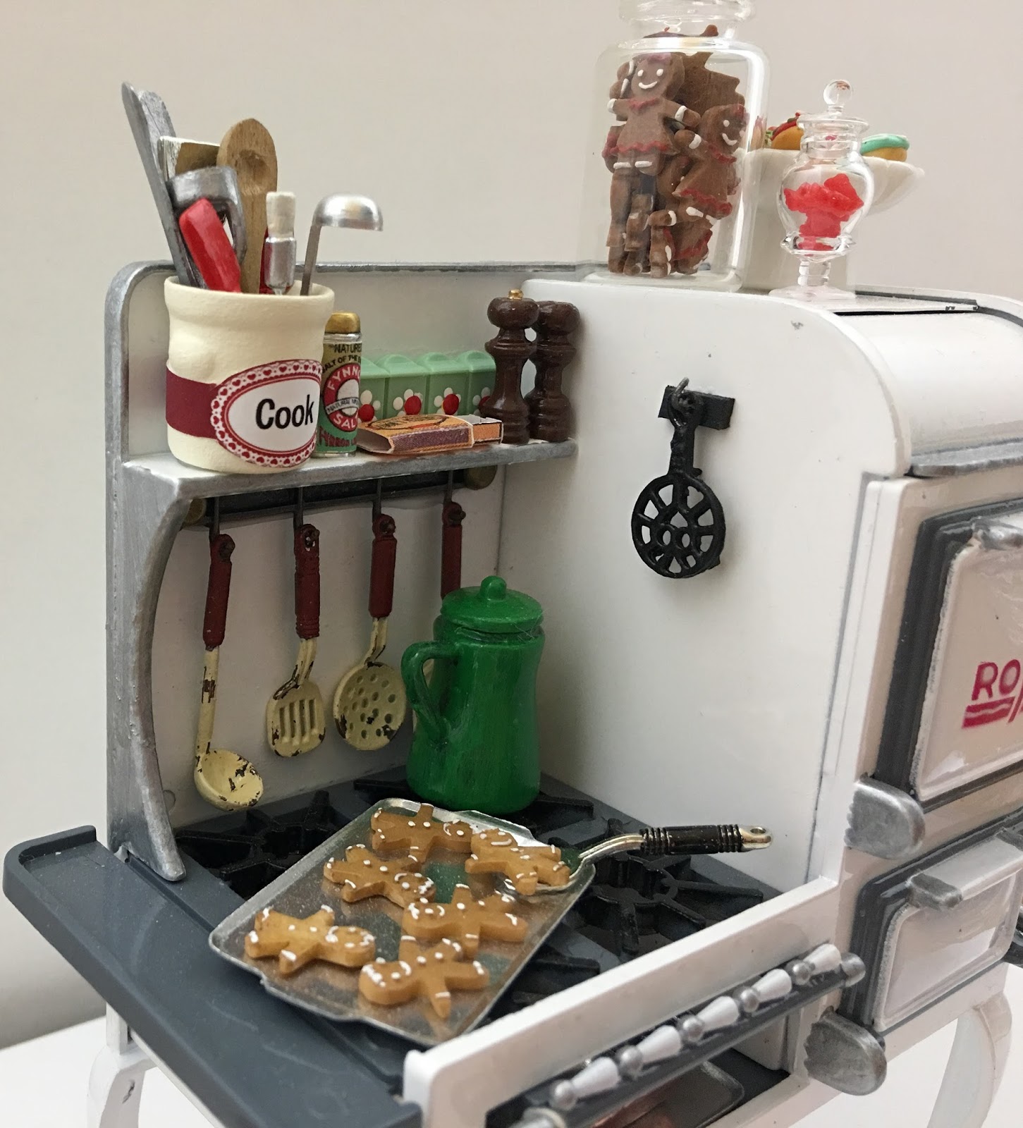 My Miniature Madness: Sweet Christmas Cottage - The Kitchen