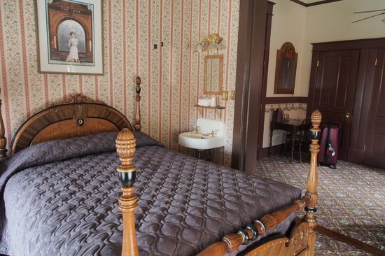 History's Mysteries: HOMETOWN MYSTERIES (PART I OF IV - IRMA HOTEL)