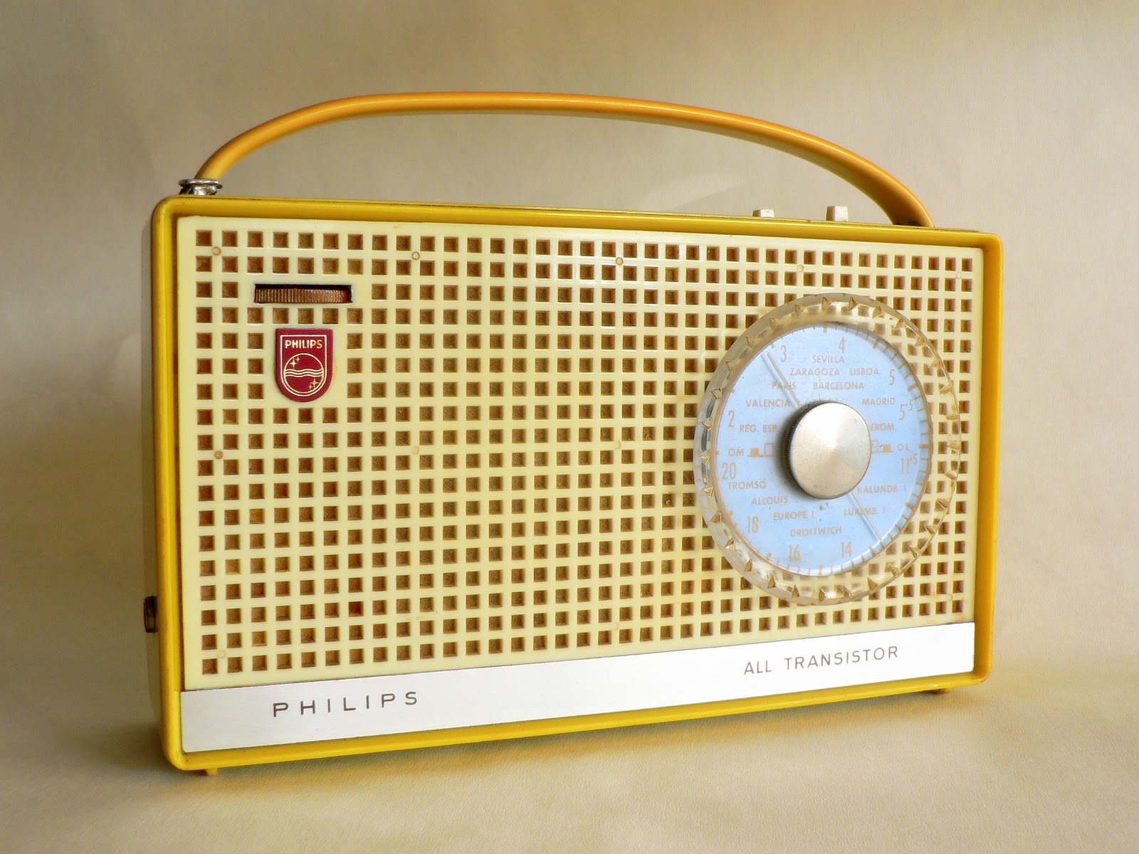 VINTAGE & KITSCH SIGLO XX: RADIO A PILAS PHILIPS ALL TRANSISTOR