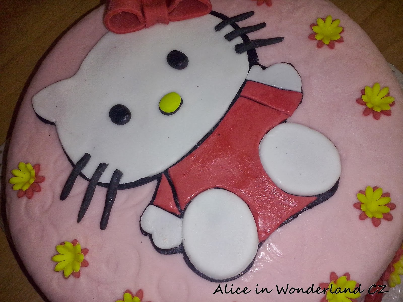 Alice in Wonderland CZ: Hello Kitty: cake tutorial :)