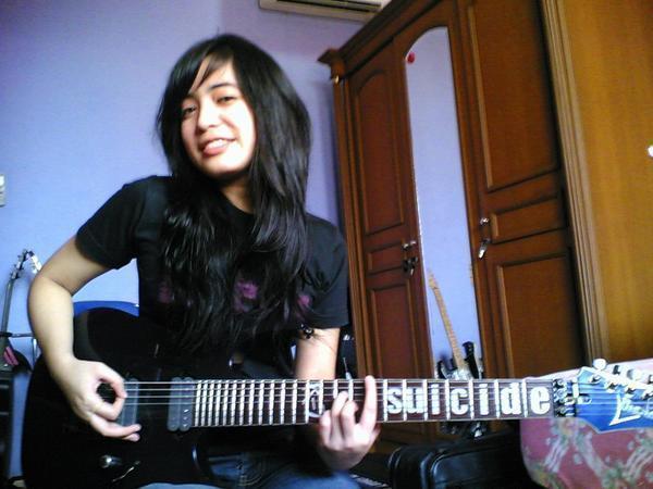 Rommy Chenko "Wall 4 Charity": Female Guitarist I (Prisa Rianzi)