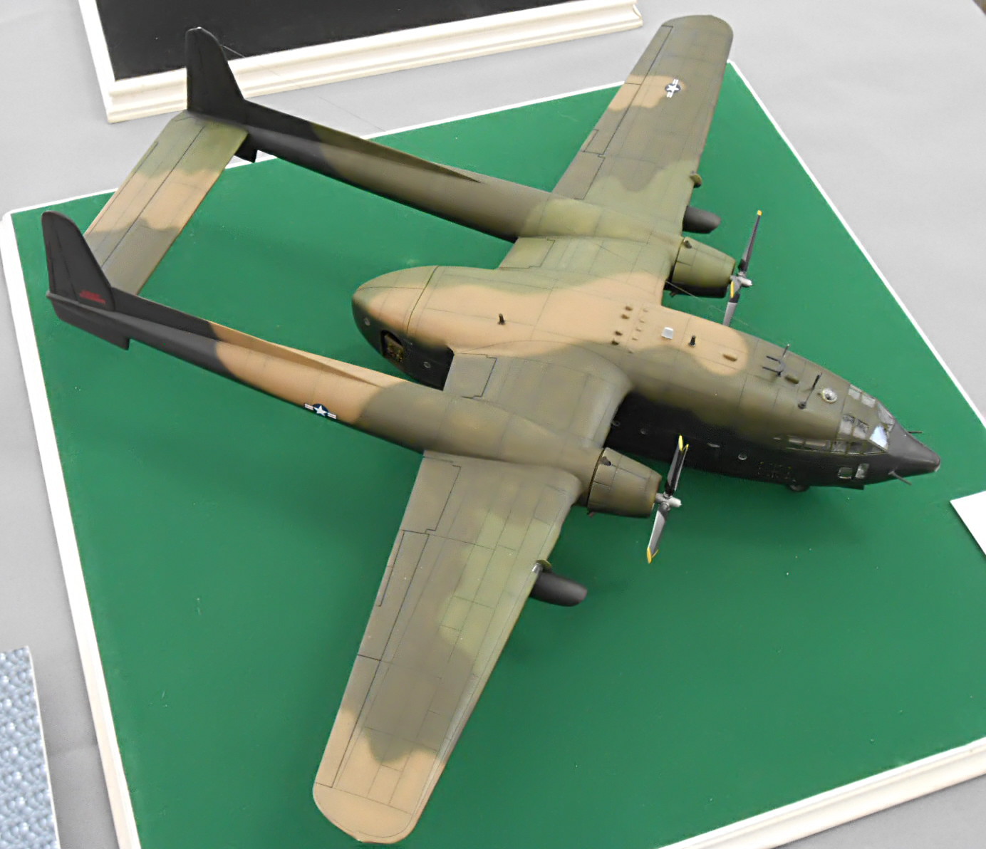 Le Fairchild C-82 "Packet" et C-119 "Flying "Boxcar".