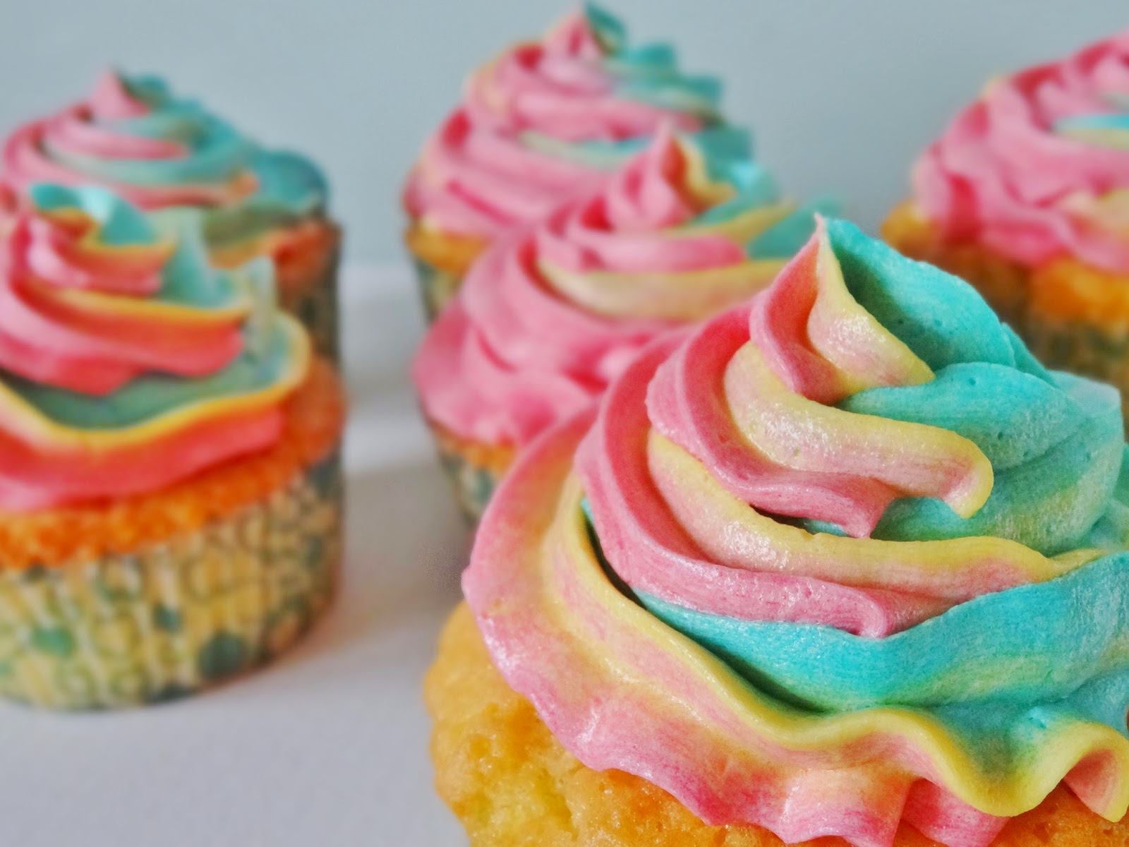 Cupcakes met regenboog swirl