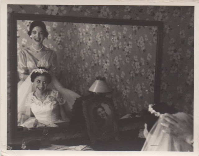 52 Glamorous Photos That Capture Vintage Brides in Front of Mirrors ...