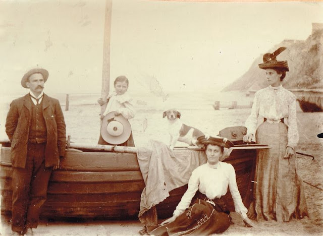 Lost in the past: The #Edwardian Seaside #postcards