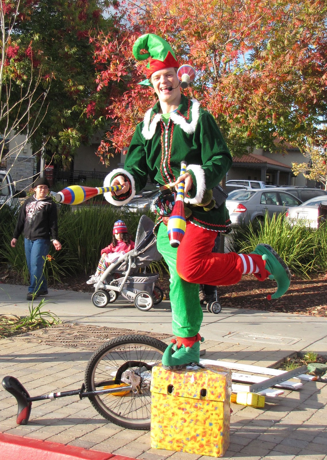 Celebrity Gems Entertainment: Juggling Elf rides his Unicycle on Castro ...