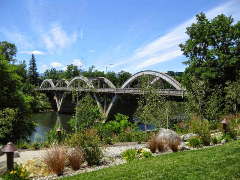 Hiking Sasquatch Country: Caveman Bridge
