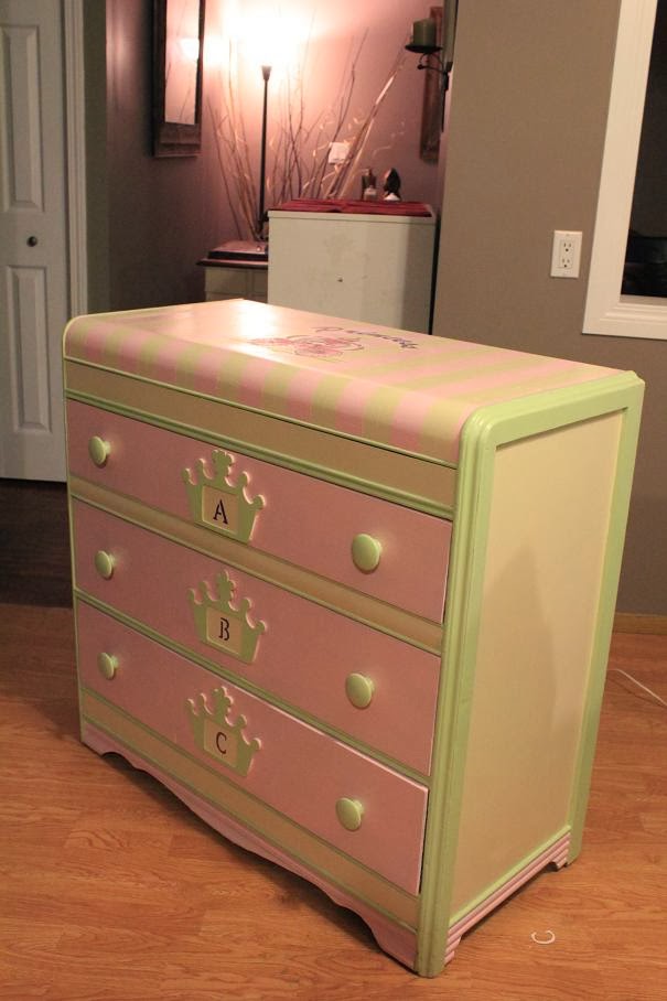 New eyes and extra colours: Little girls dresser