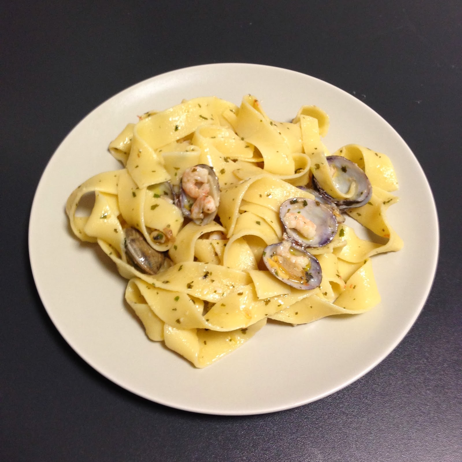 Mamá, te quiero!! Pero mi comida está muy buena: PAPPARDELLE CON ALMEJAS