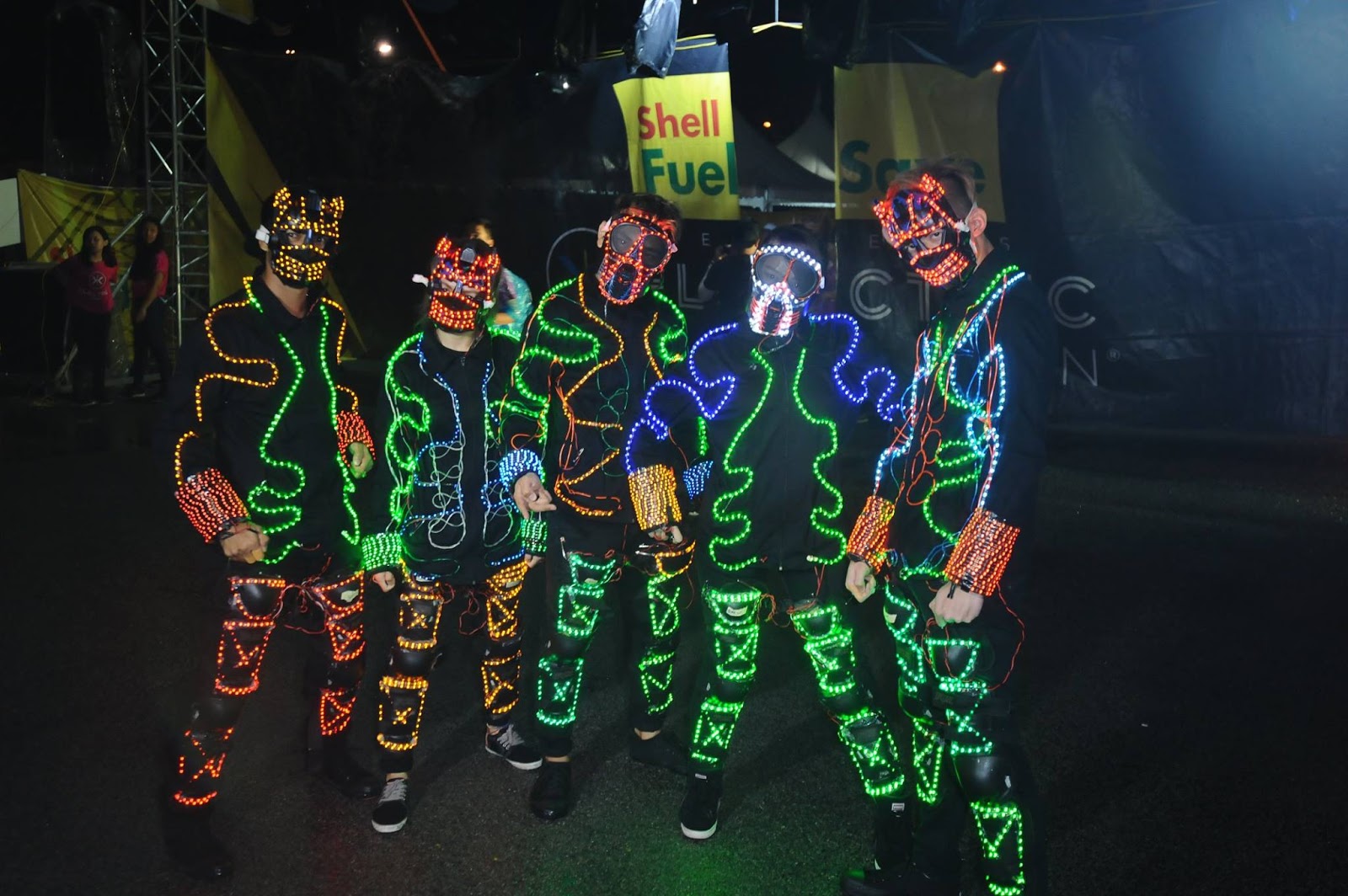 Penonton: Over 15,000 Runners Light Up Electric Run 2016